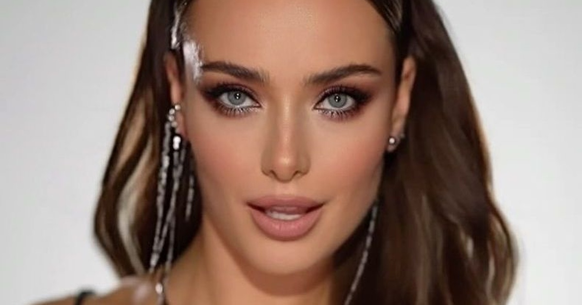 Мішина показала гарячий фотосет у сукні з відкритим низом грудей - glamurchik.tochka.net